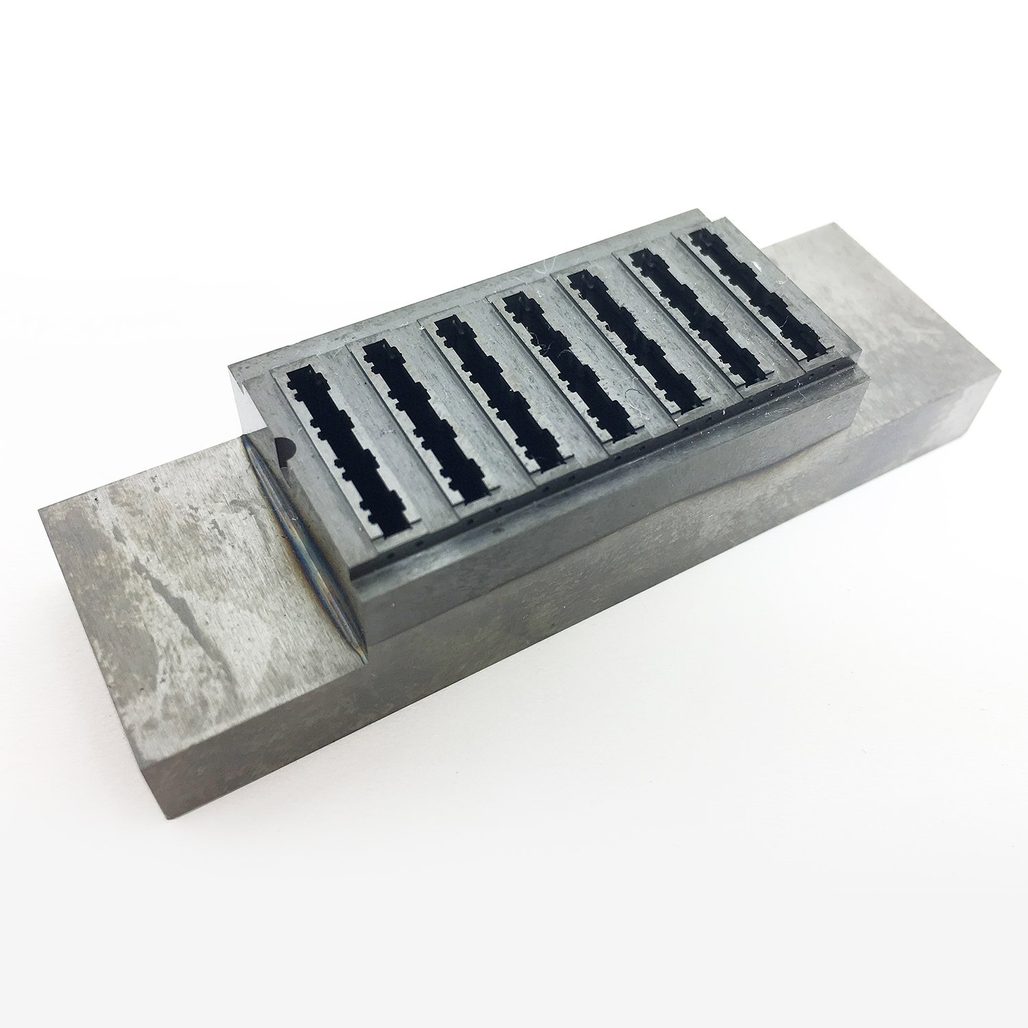 Lead cutting die | Product Information | Yamaha Robotics Co., Ltd ...